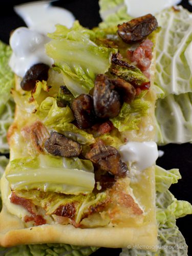 Winter-Flammkuchen mit Wirsing, Speck und Maronen - Stilettos & Sprouts