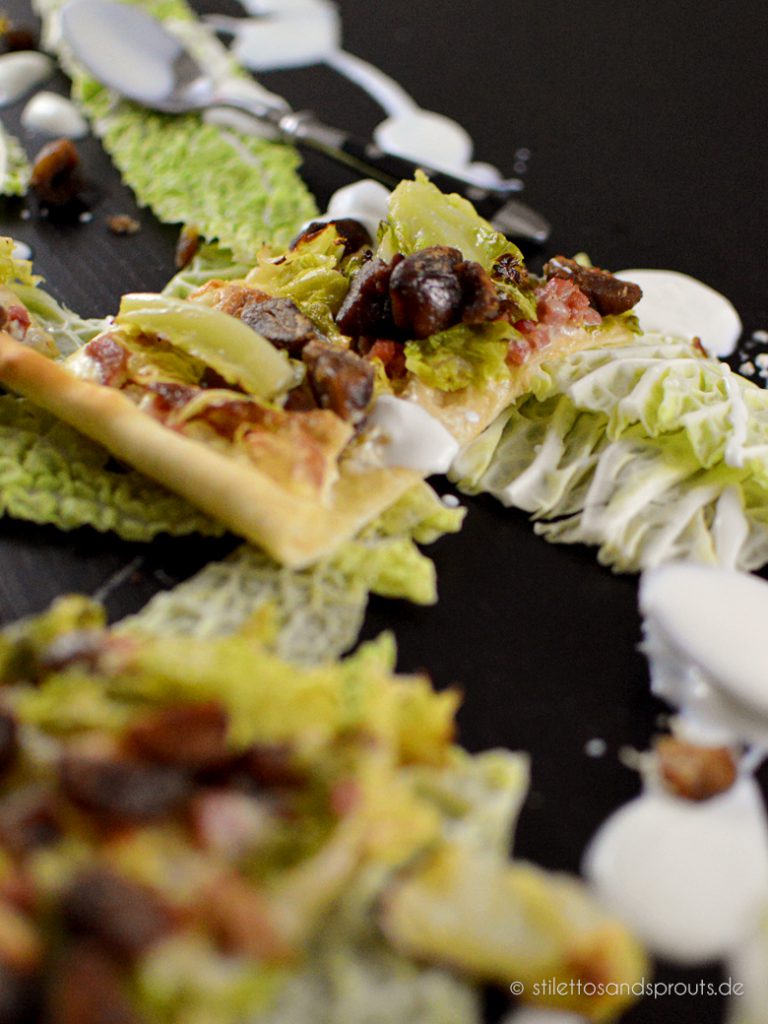 Winter-Flammkuchen mit Wirsing, Speck und Maronen - Stilettos & Sprouts