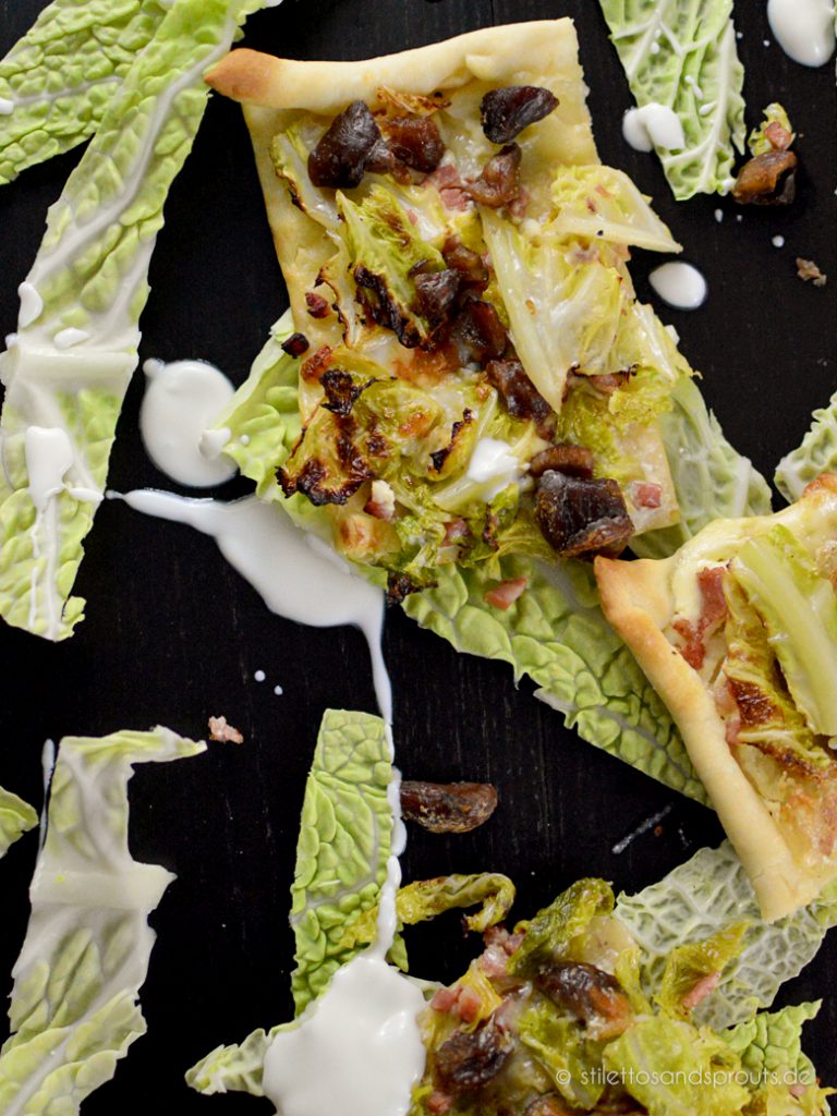 Winter-Flammkuchen mit Wirsing, Speck und Maronen - Stilettos & Sprouts