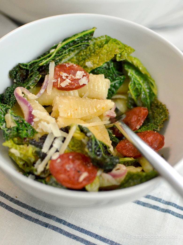 Wirsing-Pasta mit würziger Chorizo - Stilettos & Sprouts