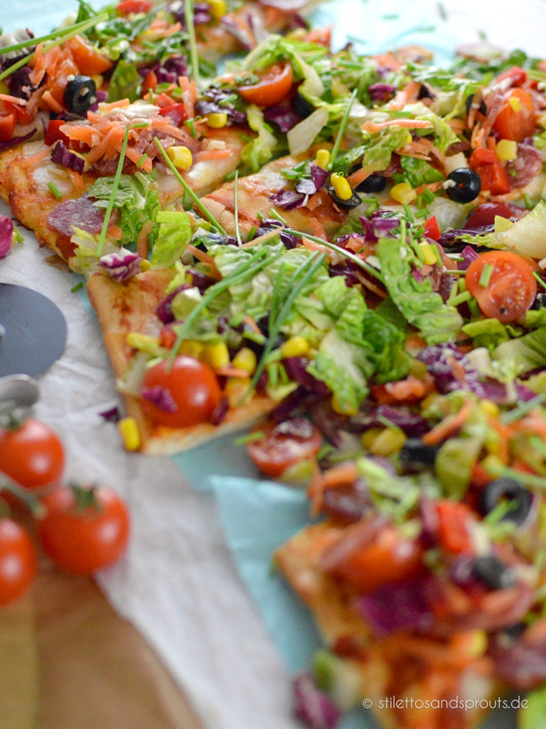 Chopped Salad Pizza – bunte Salat-Pizza - Stilettos & Sprouts